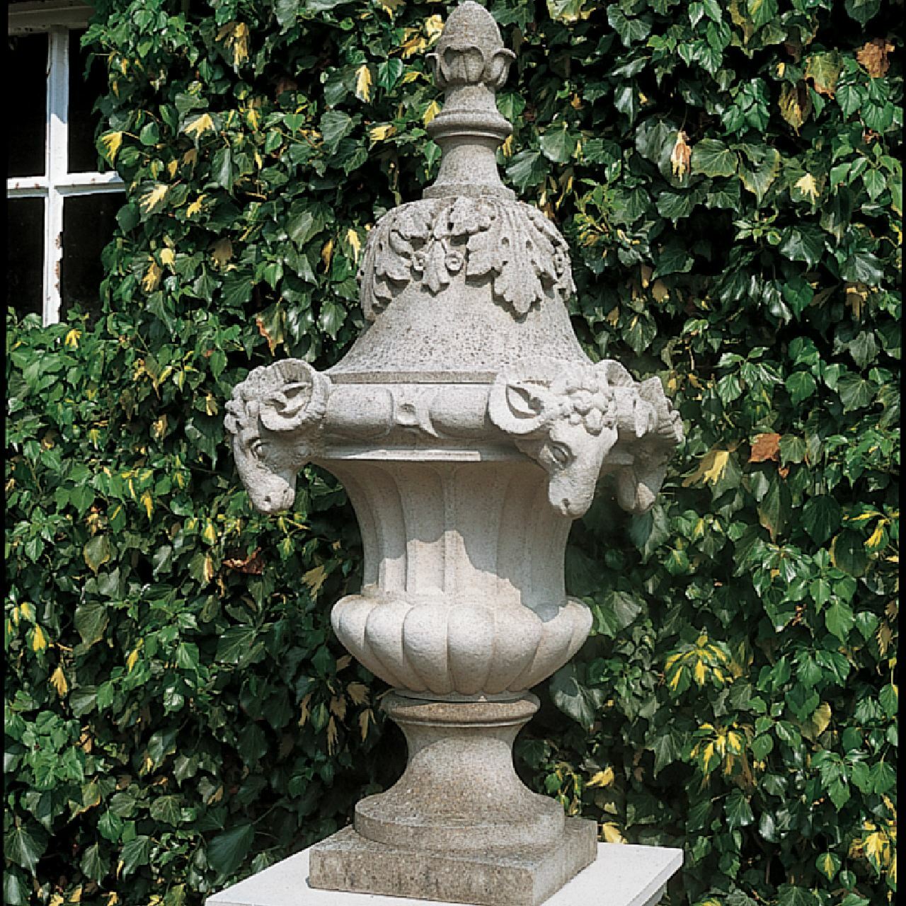 Lyme Hall Urn - Legegaarden AS
